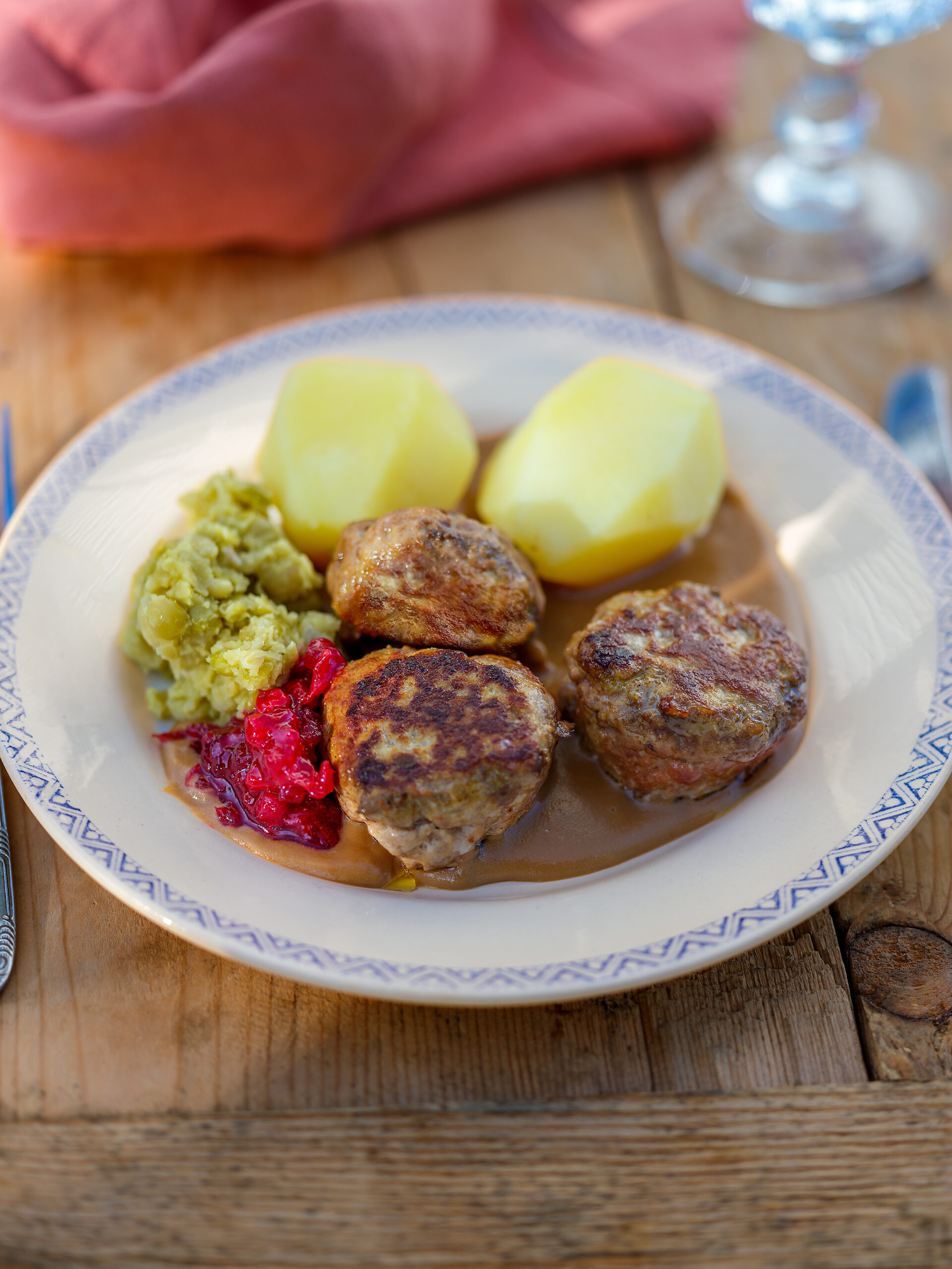 Viltkjøtkaker med saus og ertestuing - Oppskrifter - Margit Dale